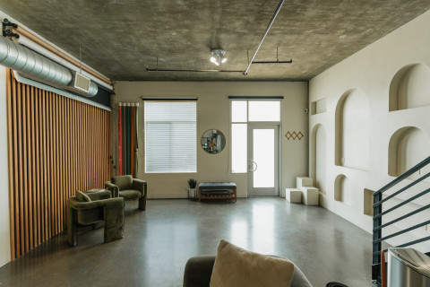 Urban Photo Loft with Natural light, Arched Plaster Wall, Paper ...