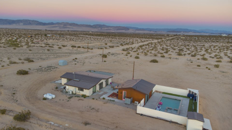 2 luxurious & modern houses on 5 acres in the middle of nowhere. Pool ...