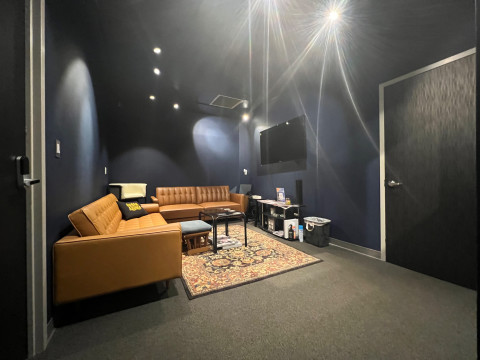 Professional 1 level studio, with roomy warehouse studio space for ...