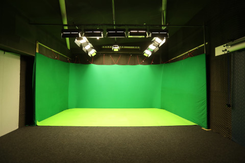 The Showman's Studio | High Ceiling Studio Chroma Eetup With Office and ...