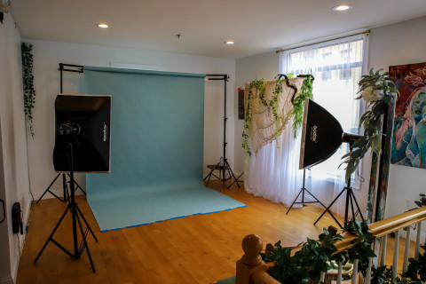 A dreamy & earthy studio that feels like a living room in eclectic East ...