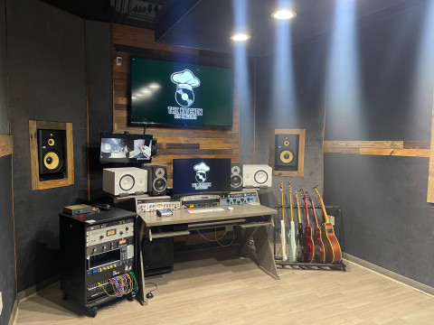 Comfortable Recording Studio In San Fernando Valley, Panoroma City, CA ...