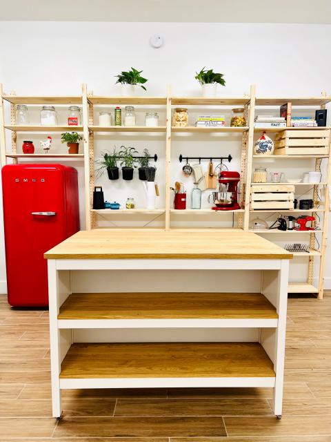 Vintage Farmhouse Kitchen Studio, Spacious & Natural Lighting in Miami ...