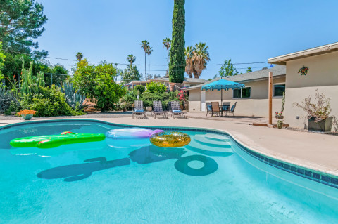 Aw-inspiring mountain views with retro theme and pool., Riverside, CA ...