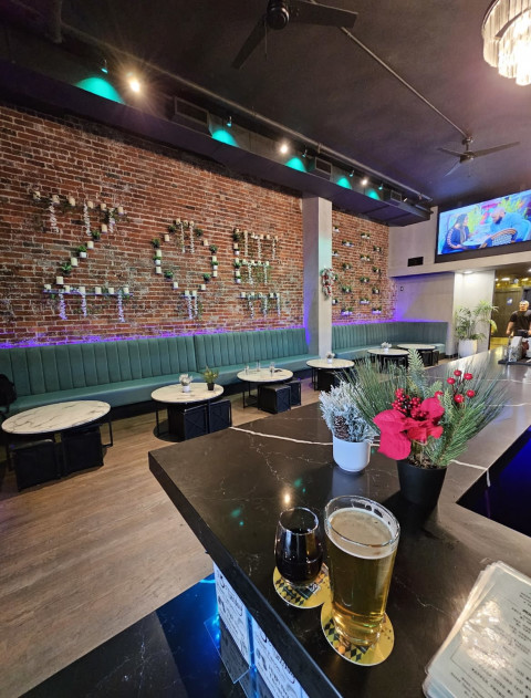 Bar and lounge serving food & drinks in Soma close to Salesforce and ...