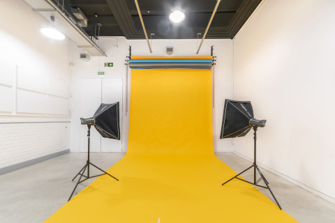 Sala con Backdrop Multicolor en Estudio de Fotografía Profesional ...