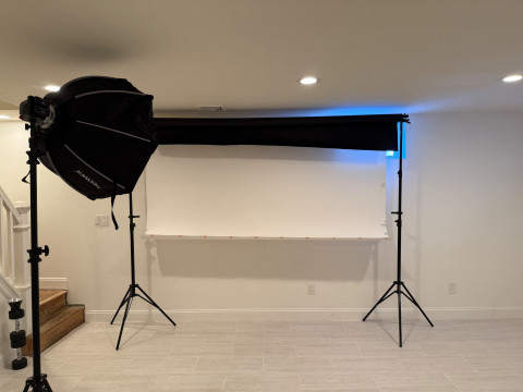 A flexible Studio with customizable lighting setups and a set of ...