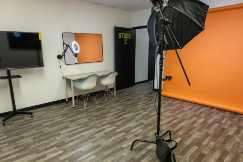 Modern Creative Studio on Cleveland Westside – STUDIO C Backdrops, Pro ...