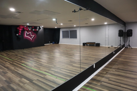 The Royal Peacock Studio | Spacious multi-function studio with bold ...