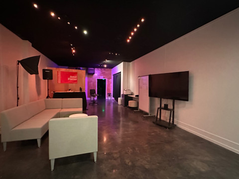 Flexible retail/gallery space with easy access to cozy adjoining ...