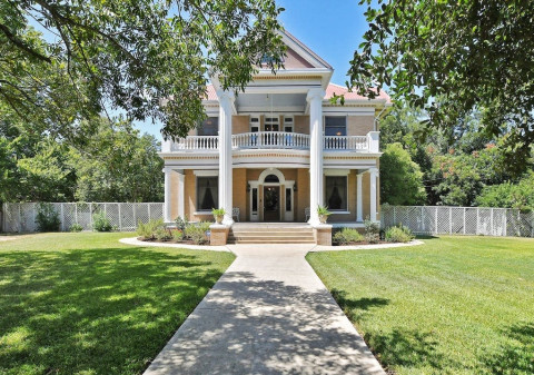 Victorian Mansion with Small Town Texas Vibes, Lockhart, TX ...