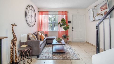 COZY MODERN 1BR LOFT-STYLE TOWNHOME WITH EASY LOADING ACCESS & NATURAL ...