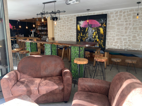 Bar causy et chaleureux tout en pierre de seine et en bois, Paris | Off ...