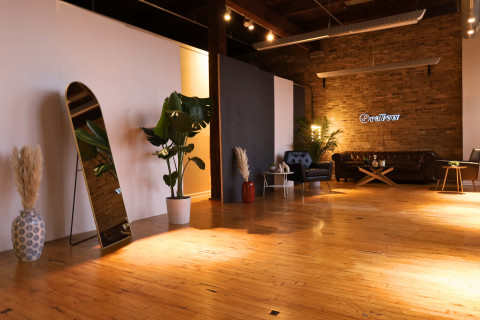 Daylight Creative Sandbox: Versatile Chic Loft for Artistic Endeavors ...