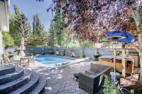 Huge house with over 3000 square feet. An unground beautiful tiled pool ...