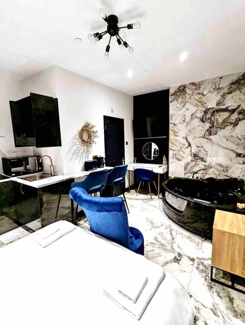 Private Luxury Studio with Jacuzzi Bath Spa for Production Shoots ...