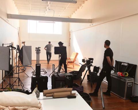 Natural Light & High Ceiling in 1200sqf Industrial Studio, San ...