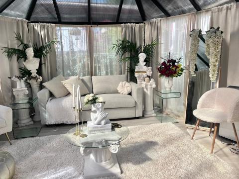 Dreamy 360 Glass House with a Stunning Garden for Unforgettable ...