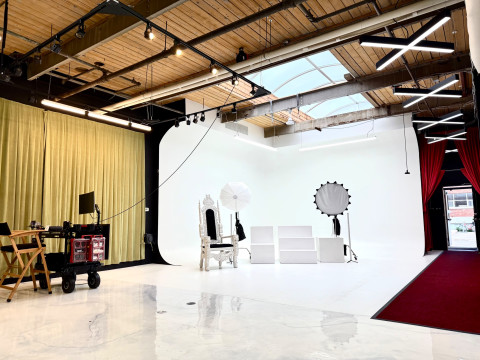 Rvx studio | Natural light loft studio w/ White Cyclorama skylight ...