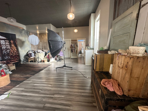 Downtown fully furnished with props and lighting photo studio, cherokee ...