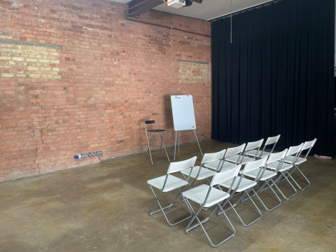 White cove and brick wall studio, London | Off-Site | Peerspace