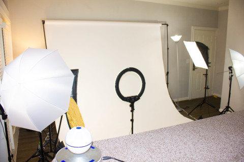 Well-lit photo studio with back drop and studio lights. Affordable ...
