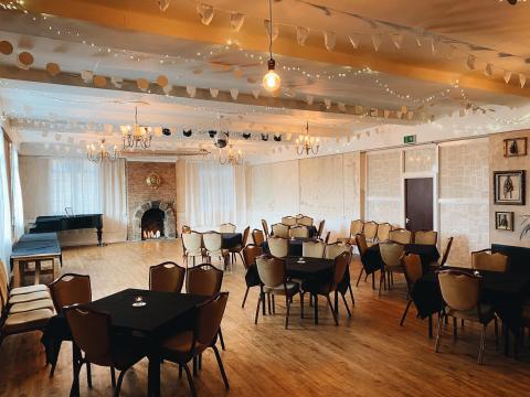 Rusty hall with Grand piano, Leek | Production | Peerspace