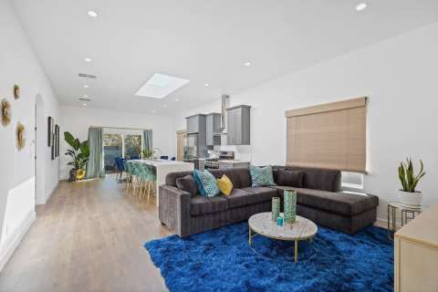 Lux & Stylish 2 Bed/2 Bath House with Jacuzzi & Tons of Natural Light ...
