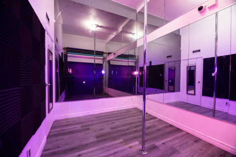 Shiki Studios | 12 Ft Pole Studio With Mirrors, Paper Backdrops ...