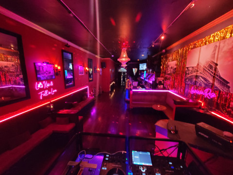 Le Petit Paris 75 | French Lounge Bar Located in a Historical ...