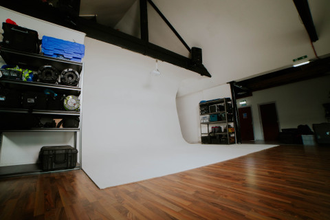 Dynamic Studio Space with Infinity Cove and Green Screen Cove ...