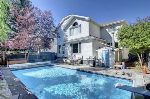 Huge house with over 3000 square feet. An unground beautiful tiled pool ...