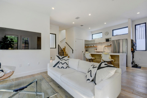 Bright modern home with large southern facing windows, Austin, TX ...