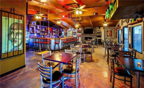 Hooch' 66 Bar & Grill | Spacious Stylish Eclectic Desert Oasis, Topock ...