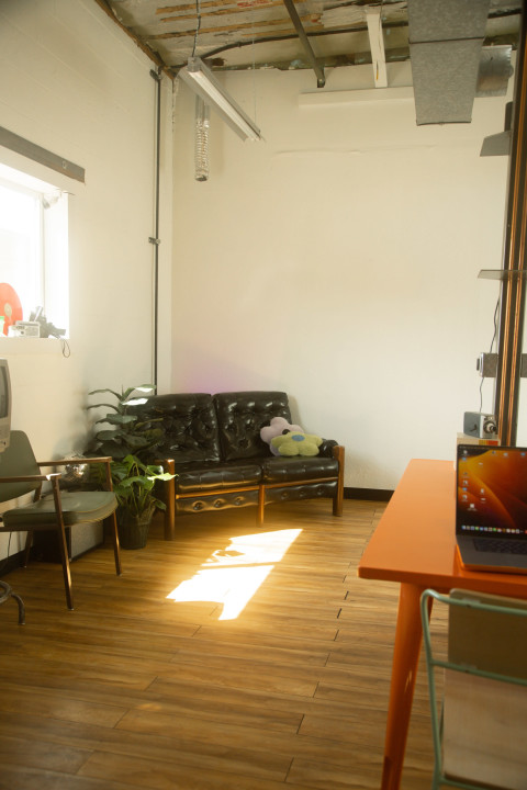 Vibey Industrial studio space with natural & artificial lighting ...