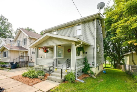 Beautiful vintage normal looking house in the northeast, Akron, OH ...