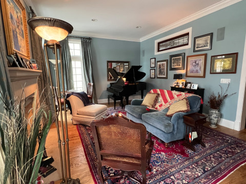 Welcome to my large "Pottery Barn" home in a leafy Chicago suburb ...