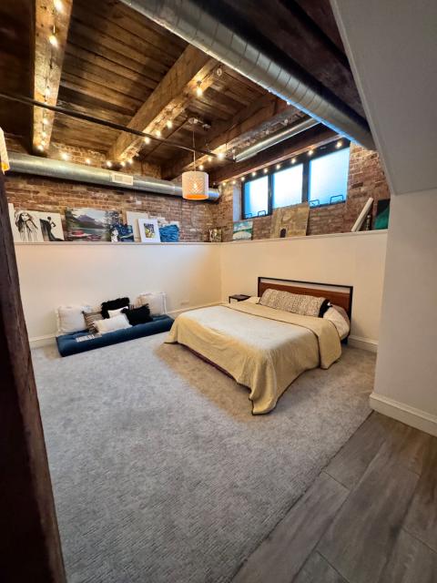 Downtown Spacious Industrial-Timber Loft, Chicago, IL | Off-Site ...