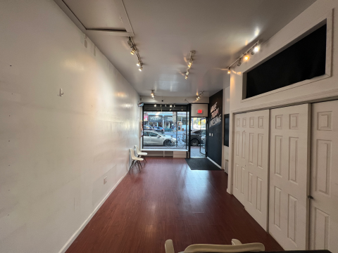 Empty Storefront with lots of Outside Foot Traffic, Brooklyn, NY ...