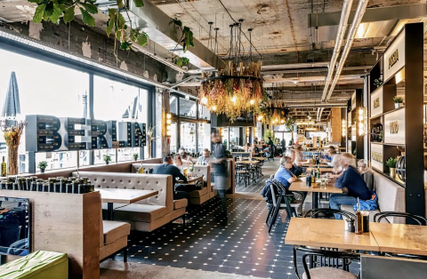 Helles Restaurant mit Blick auf die Spree, Berlin | Event | Peerspace