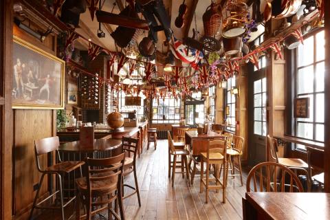 Classic British Wood-Panelled, Old-Style Tavern near Covent Garden ...