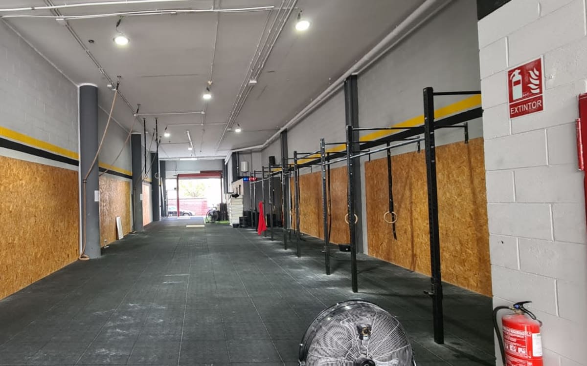Luminoso Gimnasio de Crossfit en Mataró, Mataró | Production | Peerspace