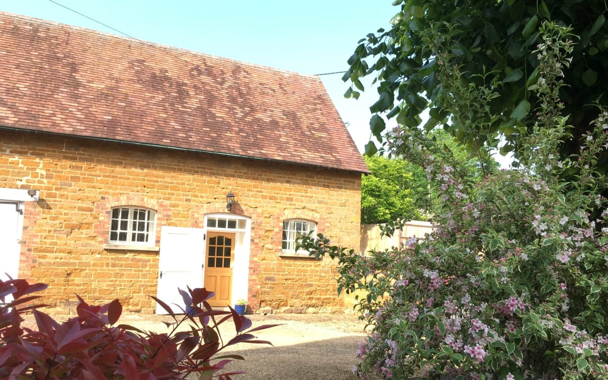 18th Century Character Coach House with high vaulted ceilings and ...