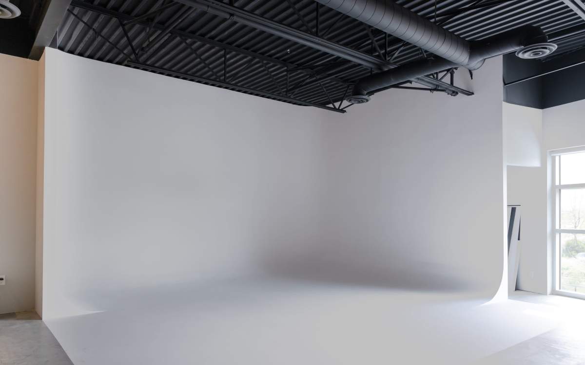 POP-ING MARKETING | Spacious Photo Studio with Double Infinity Wall and ...