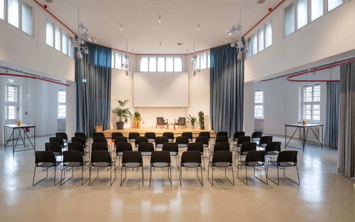 Spielfeld Digital Hub | Geräumiger Veranstaltungsraum mit natürlichem ...