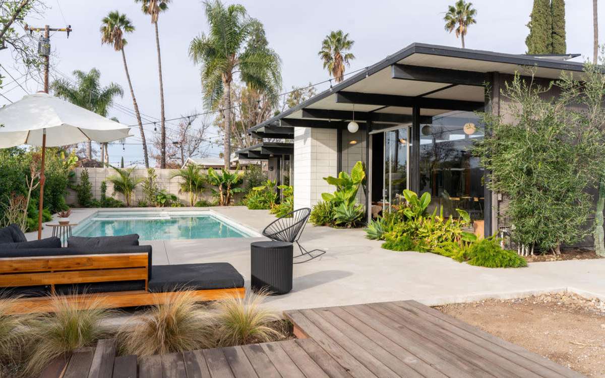 Beautiful Natural Light and Lush Landscaping Mid Century Modern ...