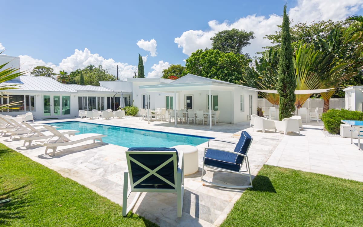 Contemporary House in an Amazing Private Huge Yard, Miami, FL ...