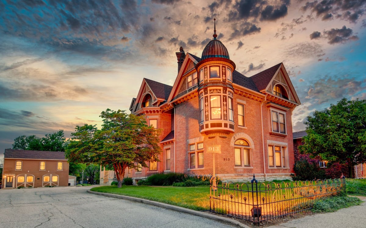 The Bressmer - Historical Victorian Manor Downtown (Ground Floor ...