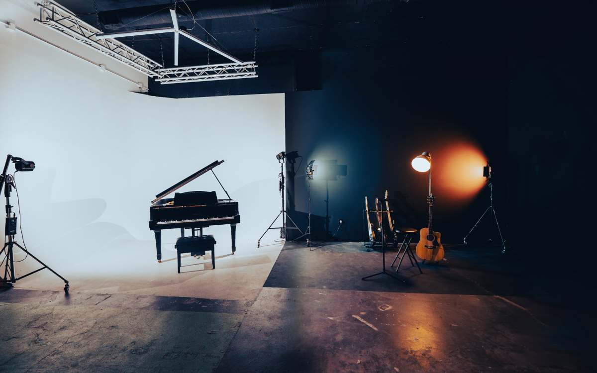 ELEMENTS : White Cyclorama Wall, Green Screen, Flat Black Set, and 20 ...