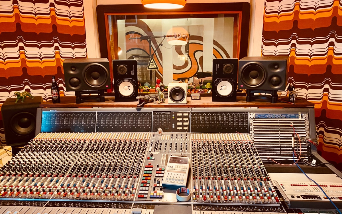 Studio Wong | Photo- Video shooting Studio mit Rock'n'Roll Hintergrund ...